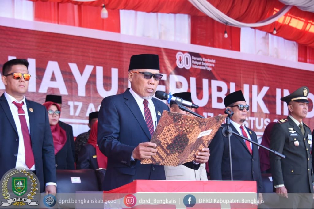 Khidmat, H. Misno Bacakan Teks Proklamasi pada Upacara HUT ke-80 RI di Mandau - Amanat Riau