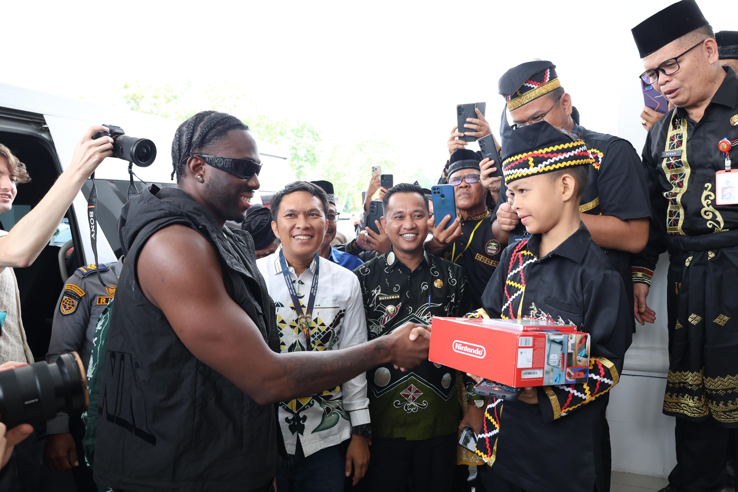 Momen Rapper Melly Mike Bertemu Dikha Bocah Pacu Jalur dan Beri Kado ...